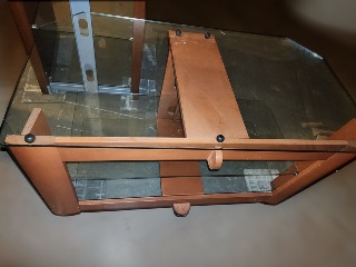 나무 프레임과 통유리로 구성된 TV stand & 장식장 > 중고장터 | GTKSA